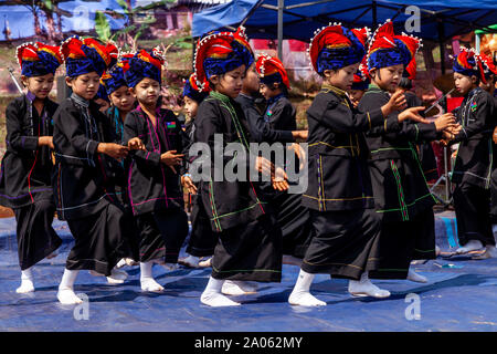 Paoh, ethnic minority in traditional costume, Inle Lake, Shan State ...