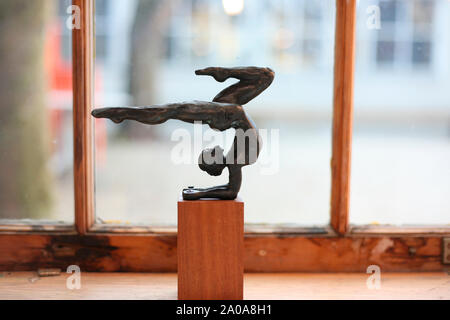 Bronze sculpture artwork of the female form Stock Photo - Alamy