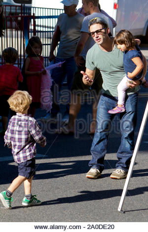 Mark Feuerstein with wife Dana Klein and their three kids, Lila Jane ...