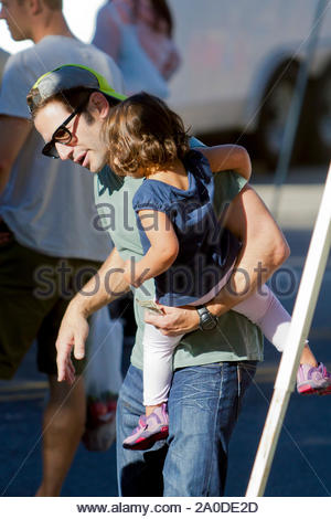 Mark Feuerstein with wife Dana Klein and their three kids, Lila Jane ...