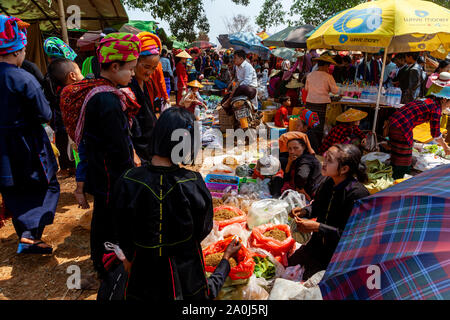 Paoh, ethnic minority in traditional costume, Inle Lake, Shan State ...