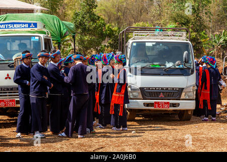 Paoh, ethnic minority in traditional costume, Inle Lake, Shan State ...