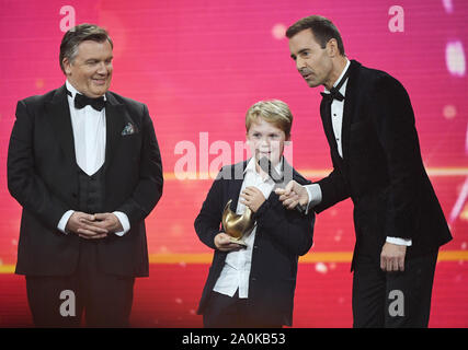 From left to right: Julius WECKAUF (actor), Mark FORSTER (musician ...