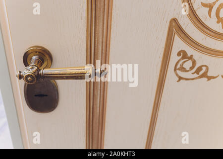 Hand tapping on the door Stock Photo - Alamy