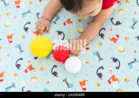 newborn baby girls hand wearing white knitted matinee coat Stock Photo ...