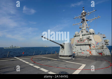 USS Ross (DDG 71), an Arleigh Burke-class guided-missile destroyer ...