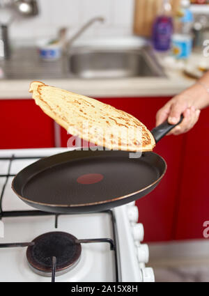 Woman flipping pancake in the frying pan with dexterity Stock Photo - Alamy