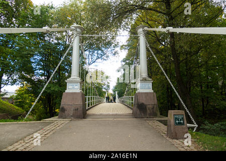 Pedestrian bridge over Akerselva River in Kuba Park in Grunerlokka ...
