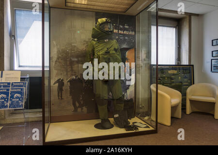 Explosive ordnance disposal suit Stock Photo - Alamy