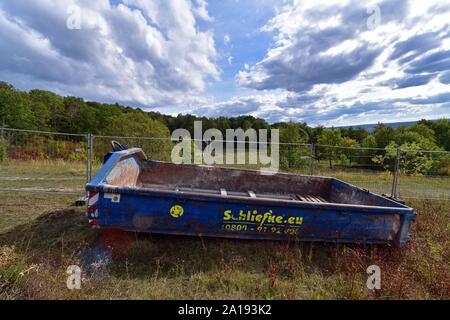SS FORCED TO CARRY CONCENTRATION CAMP VICTIMS : 1945 Stock Photo - Alamy