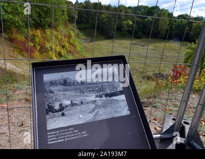 SS FORCED TO CARRY CONCENTRATION CAMP VICTIMS : 1945 Stock Photo - Alamy