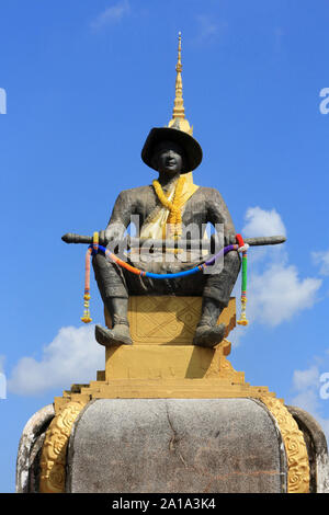 Statue du Roi Setthathirath (1534-1571). Pha That Luang. 1560 ...