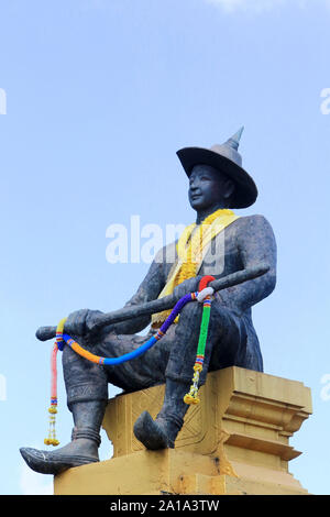 King Setthathirath statue Wat Pha That Luang Vientiane Laos Stock Photo ...