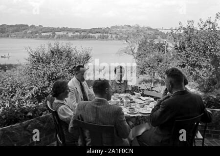 Ein NSDAP Parteifunktionär mit Gästen zum Kaffee am Nachmittag ...