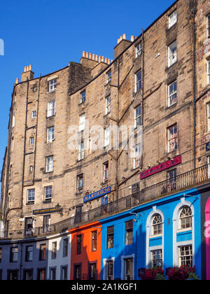 Colourful buildings on historic Victoria Street in Edinburgh Old Town ...