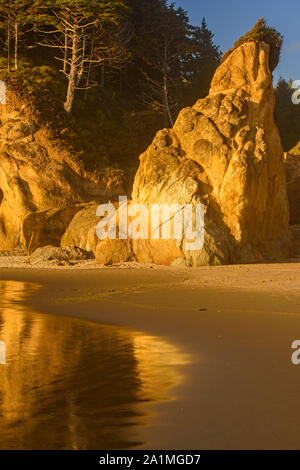 Hug Point rocks and reflections in the incoming tide near sunset, Hug ...