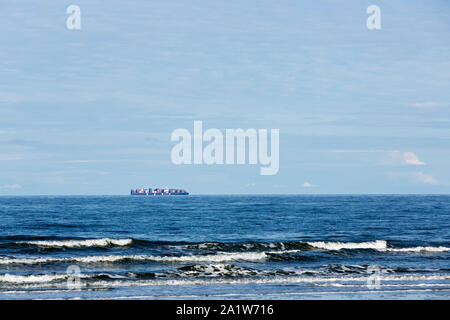 Norderney, Nordstrand, Strand, Meer, Containerschiff Stock Photo - Alamy