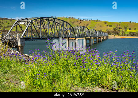 The Bethanga Bridge over the Murray River in Lake Hume Village ...