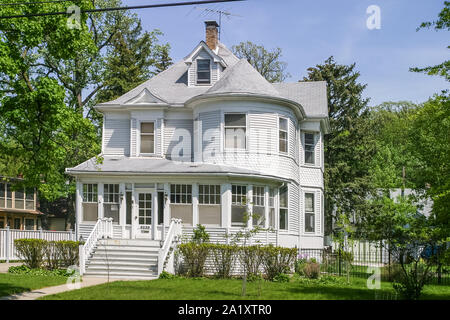 Residential building in the Old Edgebrook neighborhood Stock Photo - Alamy