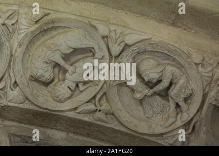 TYMPANUM OF BASILIQUE SAINTE MADELEINE VEZELAY BOURGOGNE FRANCE Stock ...