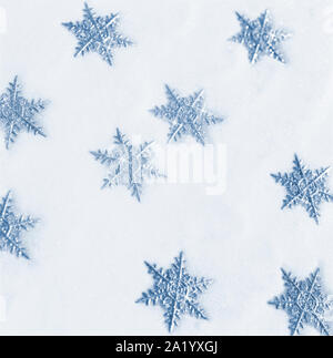 Silver snowflake on snowy background, close up Stock Photo - Alamy