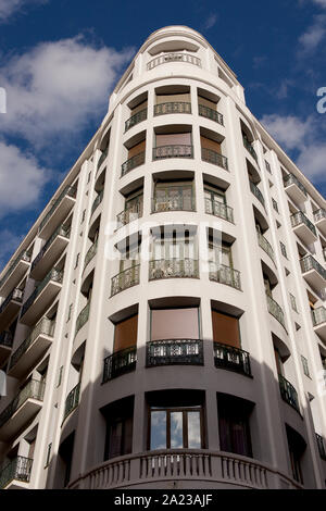 Curved building in Madrid, Spain Stock Photo - Alamy