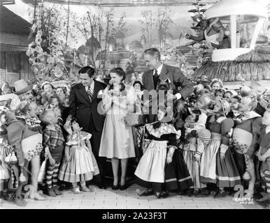 THE MUNCHKINS THE WIZARD OF OZ (1939 Stock Photo - Alamy