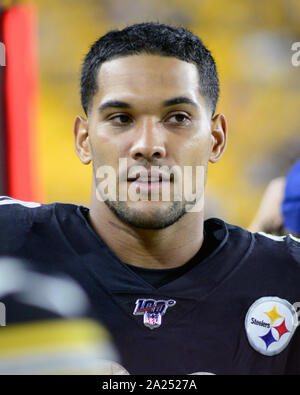 Pittsburgh Steelers running back James Conner (30) warms up before an ...