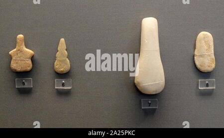 Violin-shaped Cycladic figurines depicting female idols. Early Cycladic ...