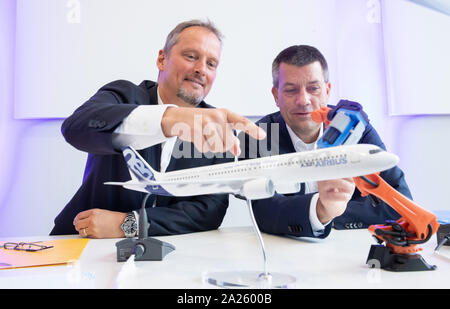 01 October 2019, Hamburg: Michael Schöllhorn (l), Chief Operating ...