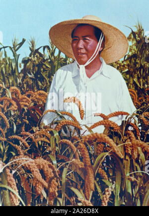Chairman Mao inspecting a farm in rural Henan. (1958). The Great Leap ...