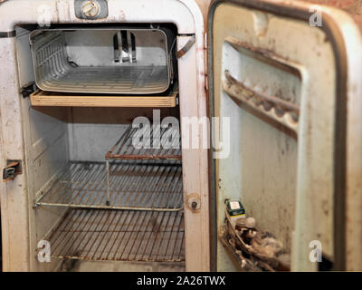 Old refrigerator rusty and abandoned Stock Photo: 58025943 - Alamy