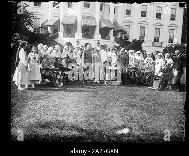 Center of group Gen. Pershing & Col. J.G. [Quekemeyer, 9/13/24] Stock ...