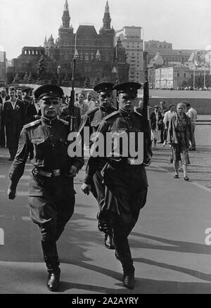 Changing of the guard at the Lenin Mausoleum, Red Square, Moscow Stock ...