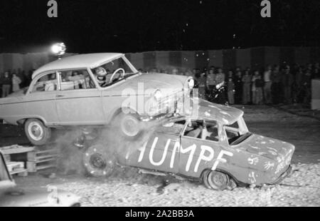 Show of the "Hell Drivers - Teufelsfahrer" in 1974, in which stuntmen ...
