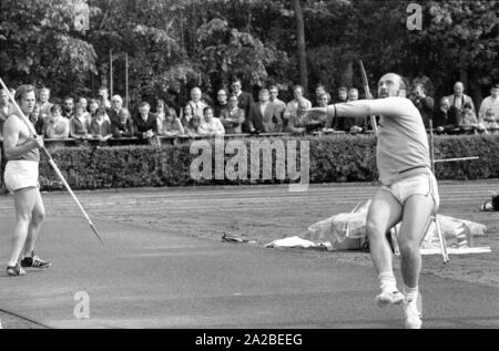 The javelin throwers Klaus Wolfermann (r.) and Janis Lusis (l.) at the ...