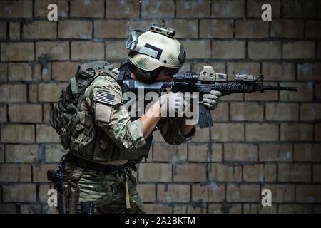 US Army Ranger aiming rifle Stock Photo - Alamy