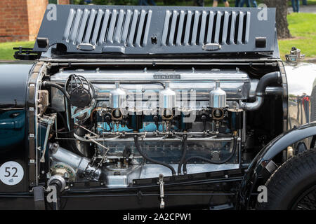 Open bonnet of a vintage car Stock Photo - Alamy