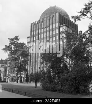 Anzeiger-Hochhaus in Hannover, Germany with rooftop Planetarium ...
