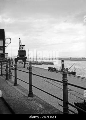 Im Hafen von Tilsit in Ostpreußen, 1930er Jahre. At the harbor of ...