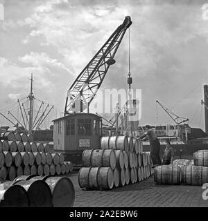 Fässer mit Shell Öl werden im Frachthafen Hamburg verladen, Deutschland ...