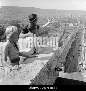 Zwei Frauen blicken auf den Schlossgarten in Stuttgart, Deutschland ...