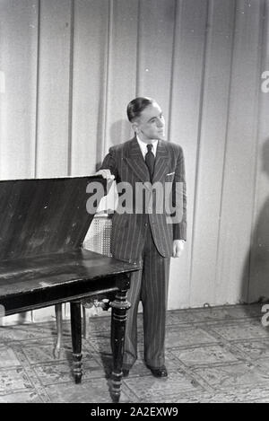 Ein Schauspieler bei Probeaufnahmen für den Film Familienanschluss von ...