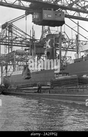 Ansicht einer Werft bei einer Hafenrundfahrt durch den Hafen Emden ...