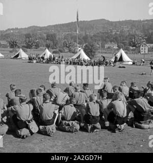 Hitlerjungen haben Marschbereitschaft hergestellt im Hitlerjugend Lager ...