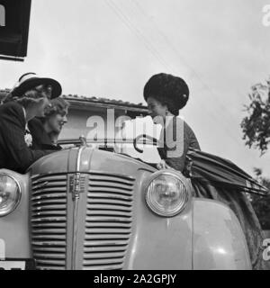 Frauen in Tracht im Schwarzwald, Deutschland 1930er Jahre. Women ...