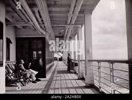 Enjoying the promenade deck of RMS Strathnaver, 1934 Stock Photo - Alamy