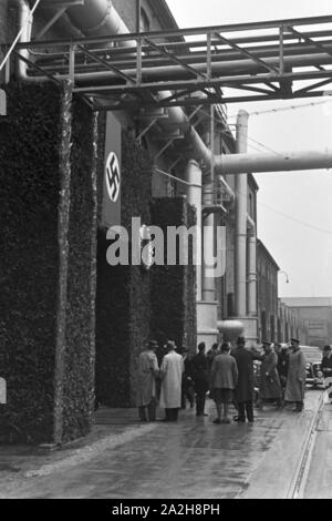 Spalier aus Mitarbeitern am Eingang zu der Dieselfeier im MAN Werk in ...