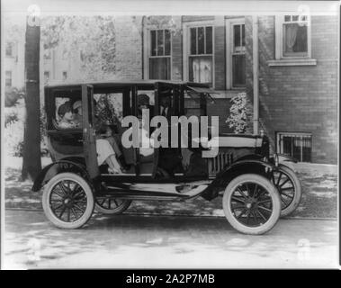 Quarter side view of a Ford sedan, 1923 Stock Photo - Alamy