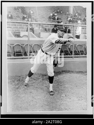Raymond Benjamin Caldwell, Yankee pitcher, full-length portrait, facing ...